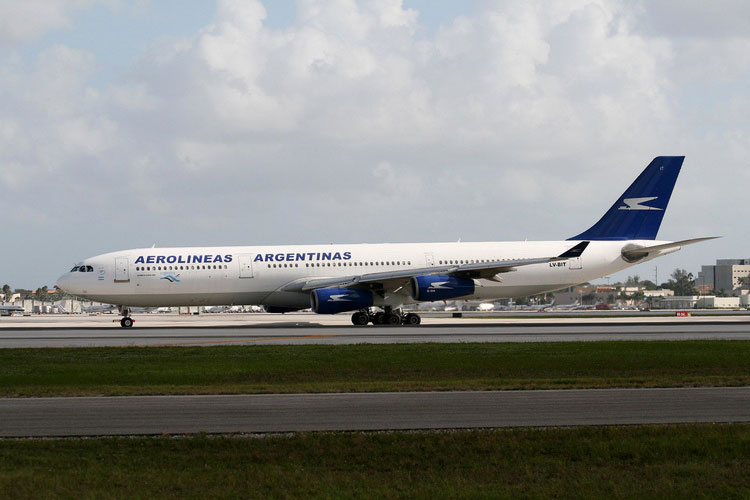 Aerolineas Argentinas Airbus A340-300 LV-BIT Phoenix 11895 Modelo a ...