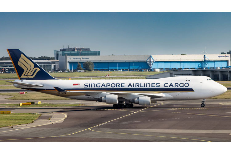 Singapore Airlines Boeing 747-400F 9V-SFQ Phoenix PH4SIA2369 Modelo a ...